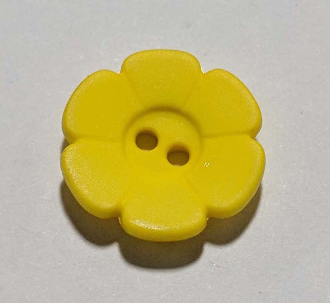 Bright Yellow Daisy Flower Plastic Button - 15mm / 5/8 Inch - Dill ...