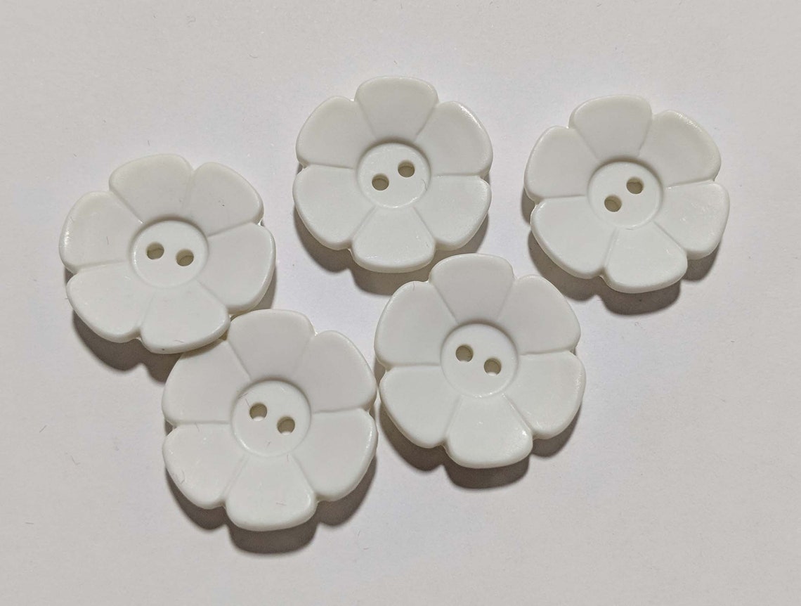 Daisy off White Flower Plastic Button - 28mm / 1 1/8 Inch - Dill ...