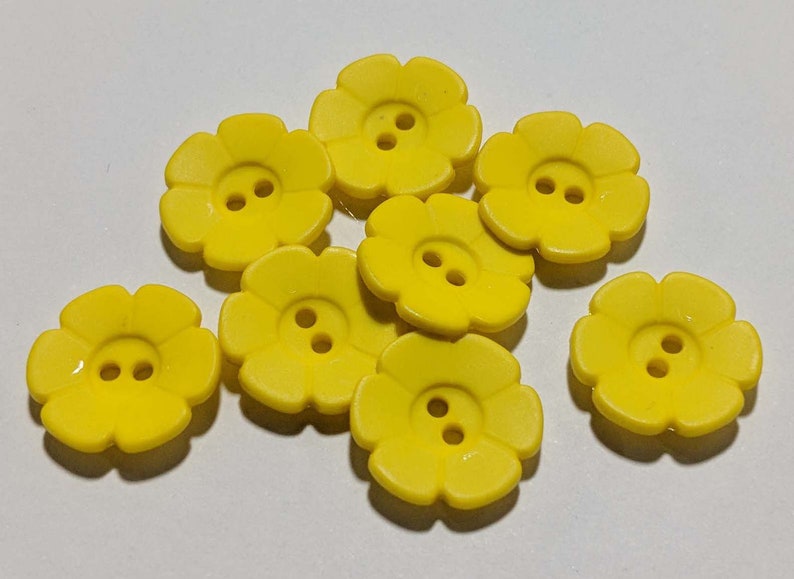 Bright Yellow Daisy Flower Plastic Button - 15mm / 5/8 Inch - Dill ...