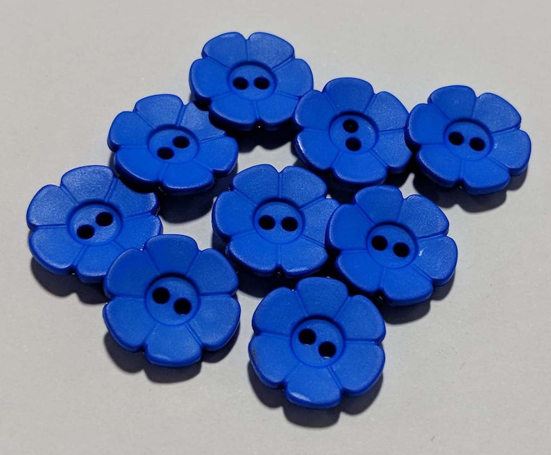Royal Blue Daisy Flower Plastic Button - 15mm / 5/8 Inch - Dill Buttons ...