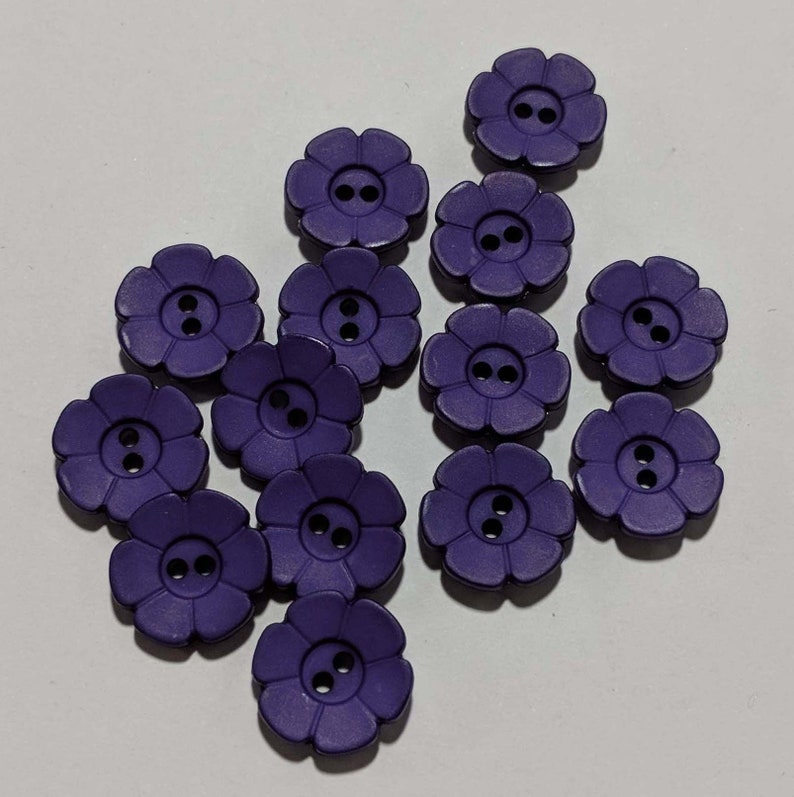 Purple Daisy Flower Plastic Button - 15mm / 5/8 Inch - Dill Buttons ...