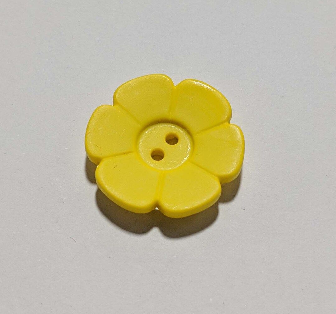 Daisy Yellow Flower Plastic Button - 28mm / 1 1/8 Inch - Dill Buttons ...