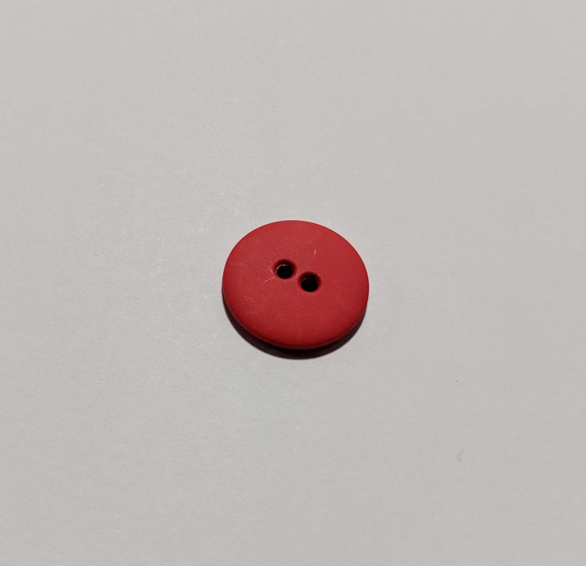 Bright Red Round 2 Hole Plastic Button - 20mm / 3/4 Inch - Dill Buttons ...