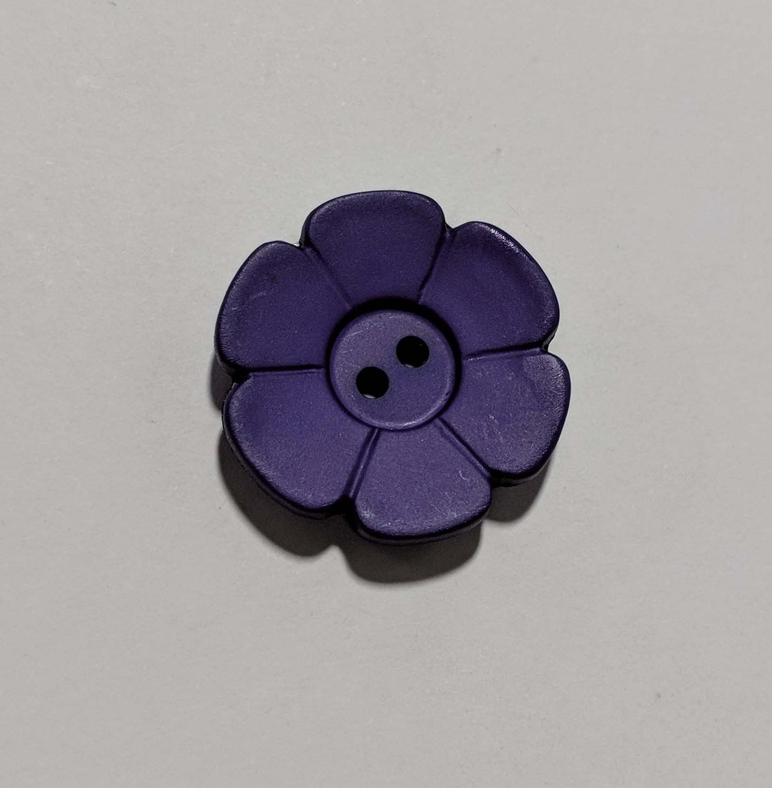 Daisy Purple Flower Plastic Button - 28mm / 1 1/8 Inch - Dill Buttons ...