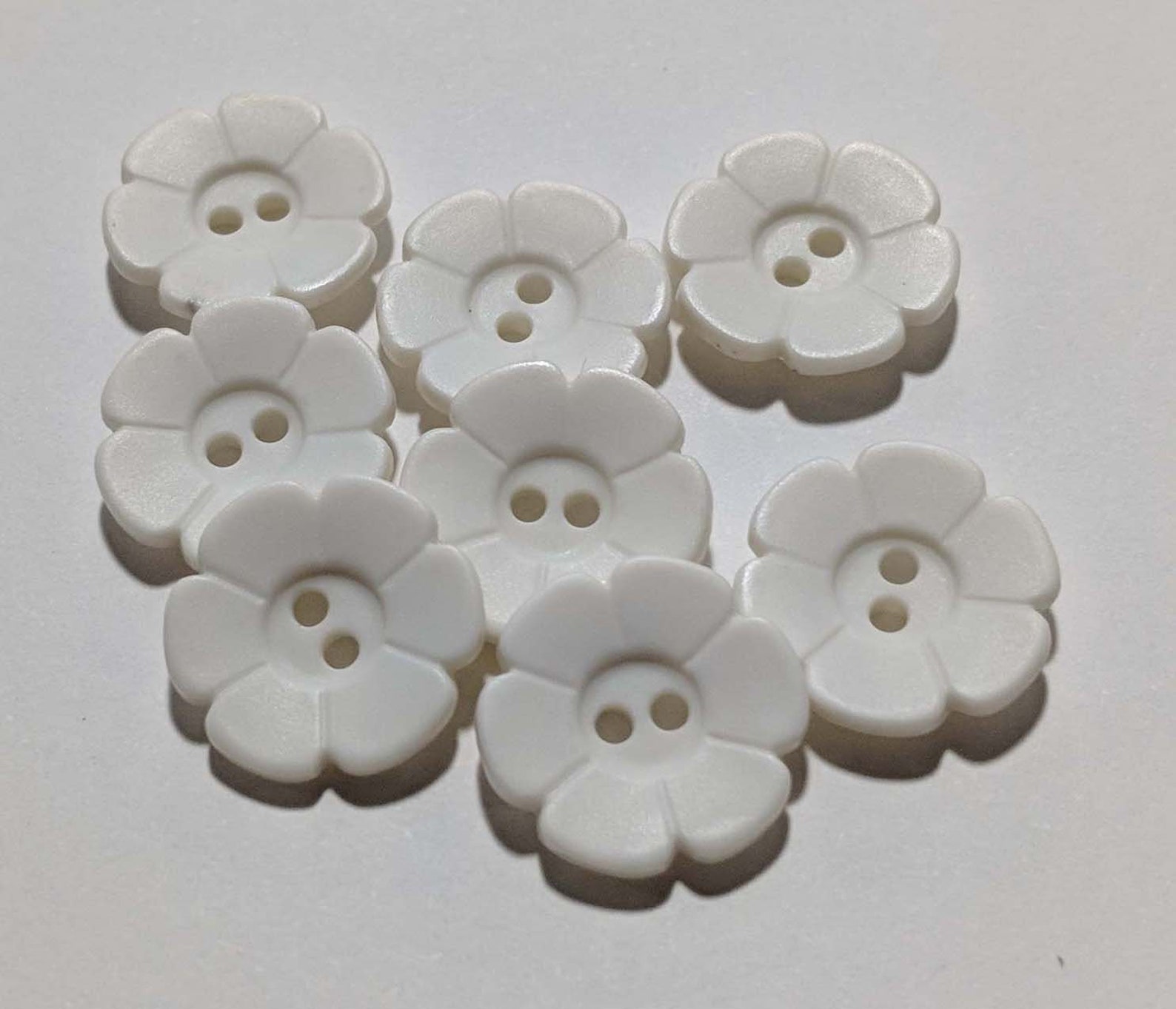 Off White Daisy Flower Plastic Button - 15mm / 5/8 Inch - Dill Buttons ...