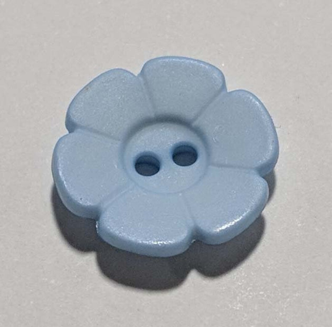 Light Blue Daisy Flower Plastic Button - 15mm / 5/8 Inch - Dill Buttons ...
