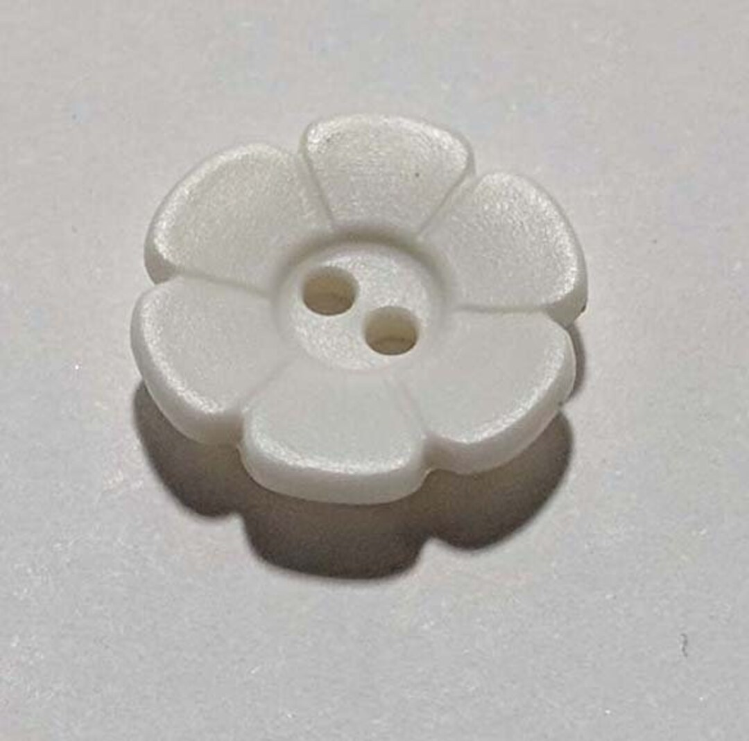 Off White Daisy Flower Plastic Button - 15mm / 5/8 Inch - Dill Buttons ...