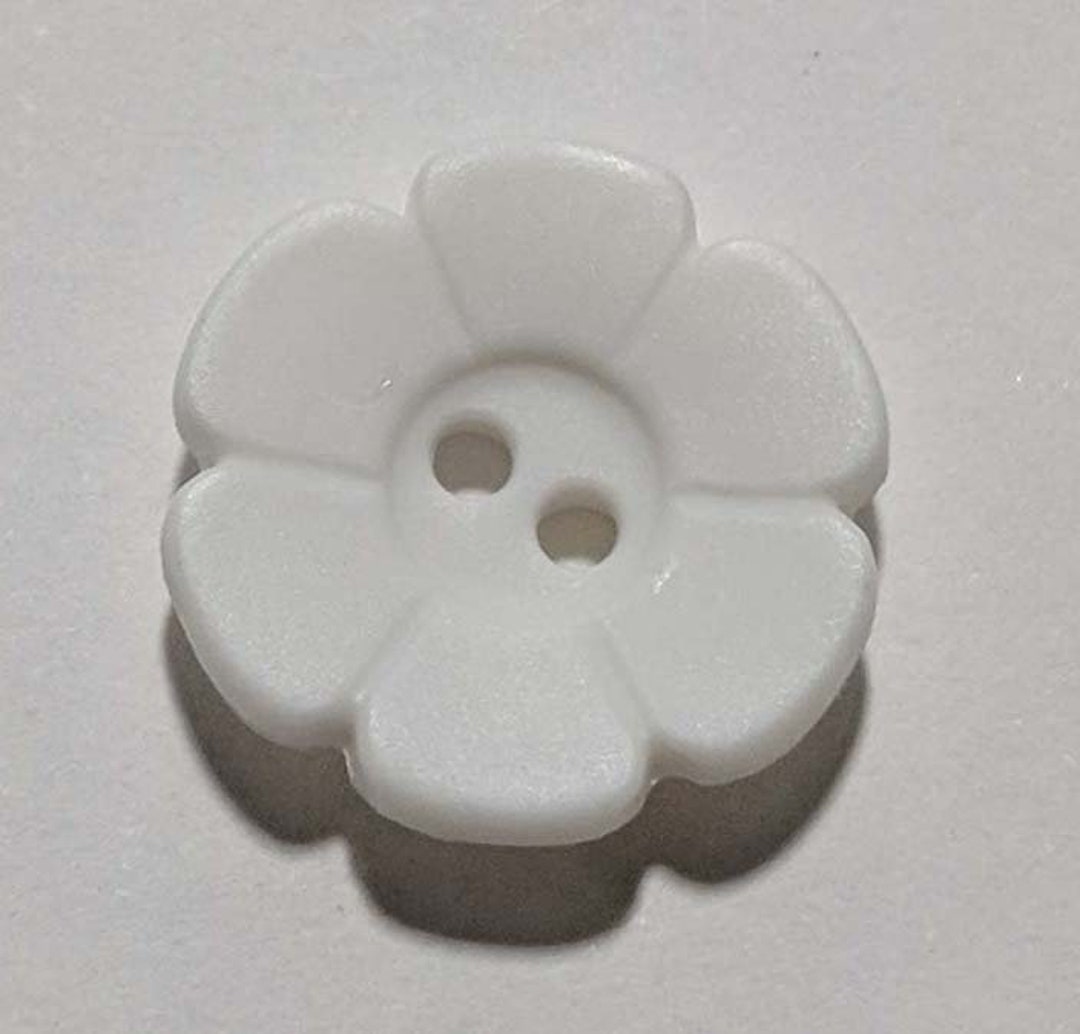 White Daisy Flower Plastic Button - 15mm / 5/8 Inch - Dill Buttons ...