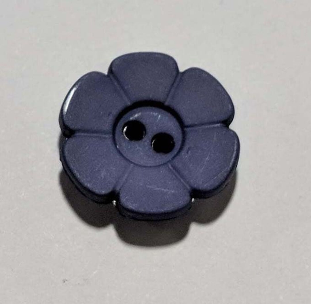Dusty Blue Daisy Flower Plastic Button - 15mm / 5/8 Inch - Dill Buttons ...
