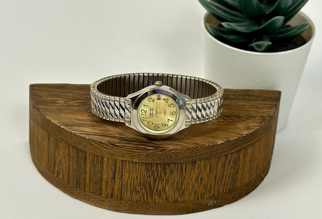 Vintage Gruen Embassy Quartz Watch: Silvertone Elastic Band - Etsy