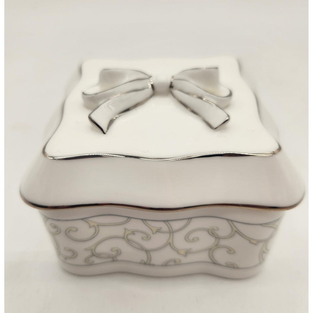 Wedgwood Celestial Platinum Bone China Trinket Box With Bow & Silver ...