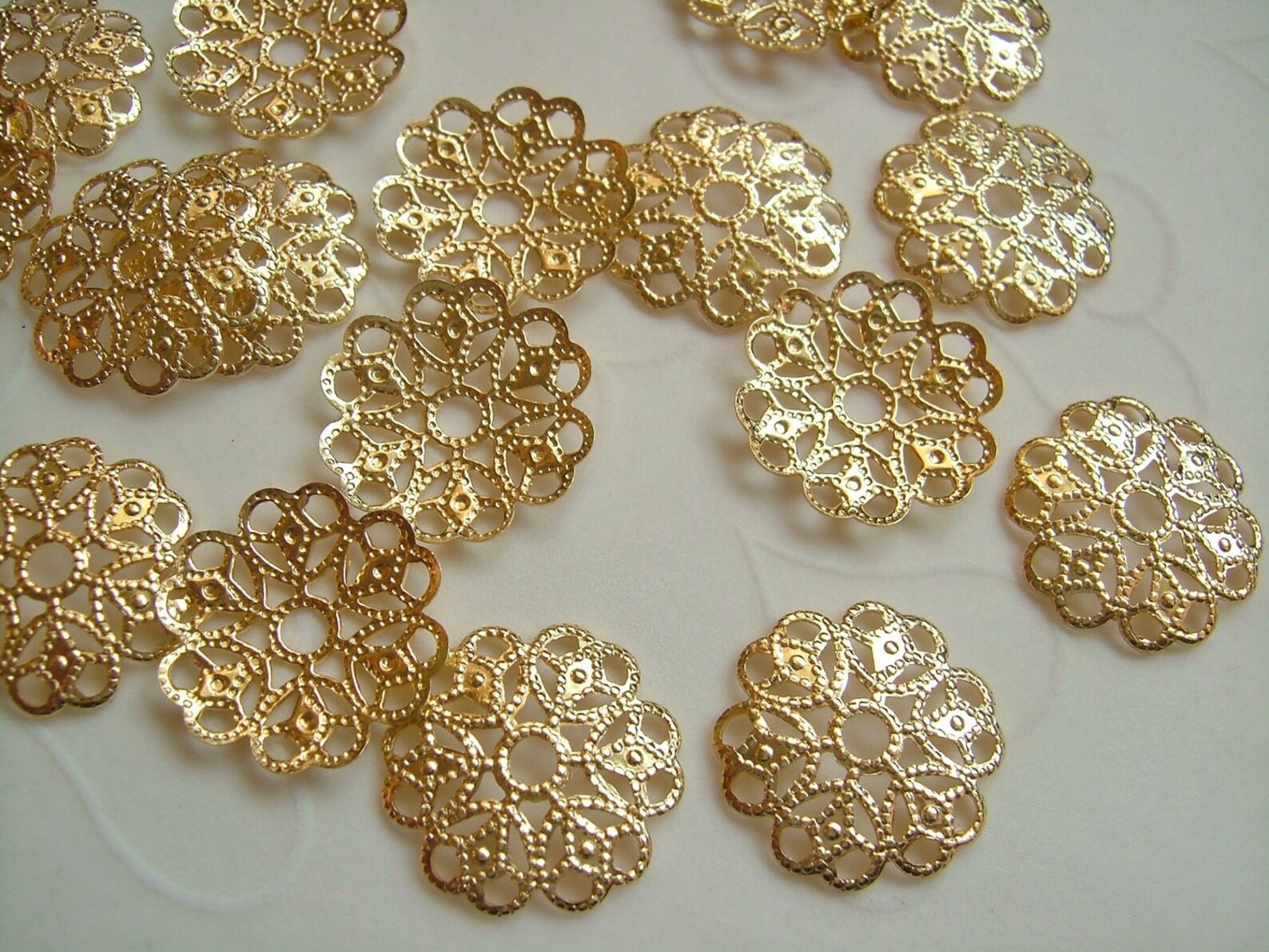 25 Pieces of Gold Plated OR Silver Plated Small Filigree Round - Etsy