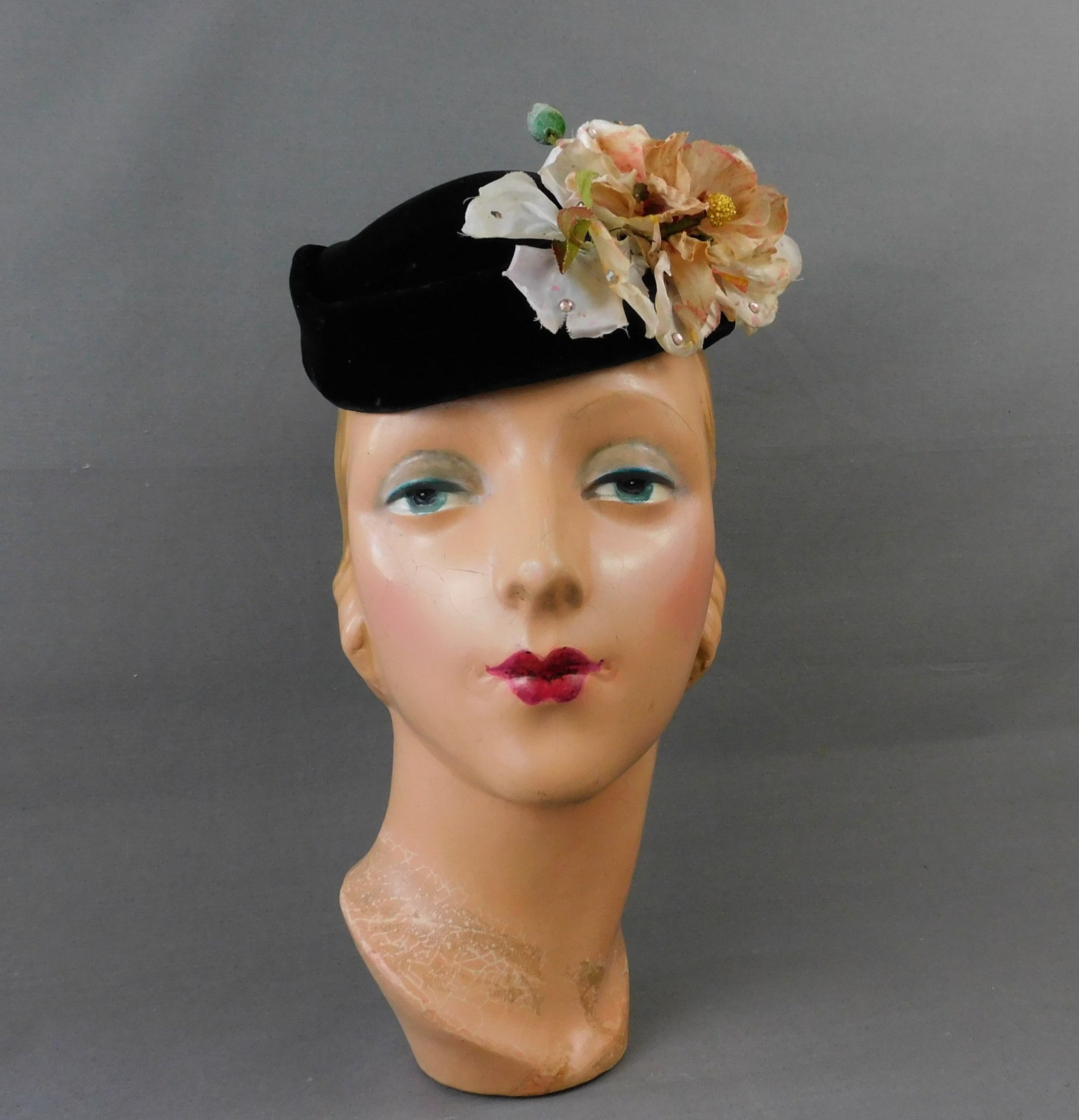 Vintage Black Velvet Hat Peach Flowers on the side 1930s Gage | Etsy