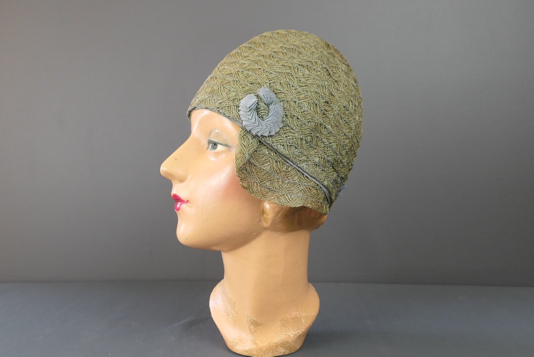 Vintage 1920s Gold Metallic Thread Cloche Hat With Grey Silk Ribbon, 21 ...