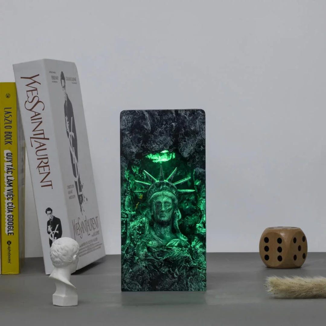 Sta.tue of Libe.rty Resin Night Light, Statue of Liberty and Diver ...