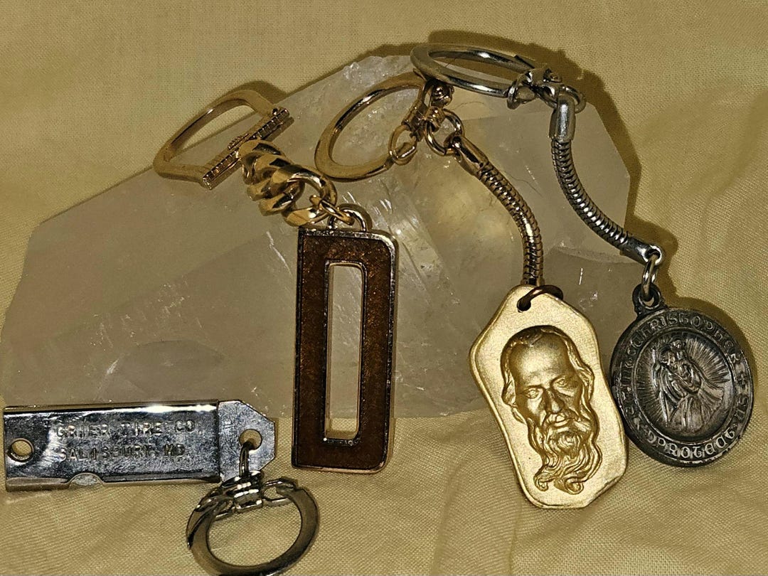 Set of 4 Vintage Key Chains for Collecting or Crafting - Etsy