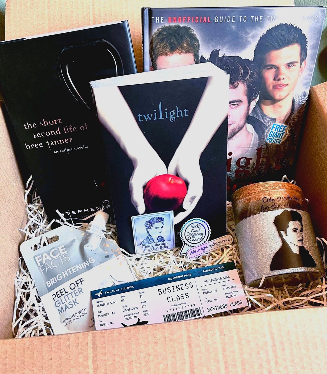 Premium Twilight Gift Set: Special Edition Book, Edward Cullen Candle ...