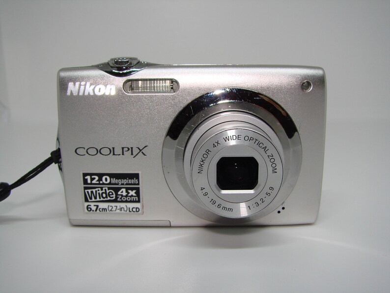 Nikon COOLPIX S3000 Silver 14.0MP Compact Digital Camera With Battery ...