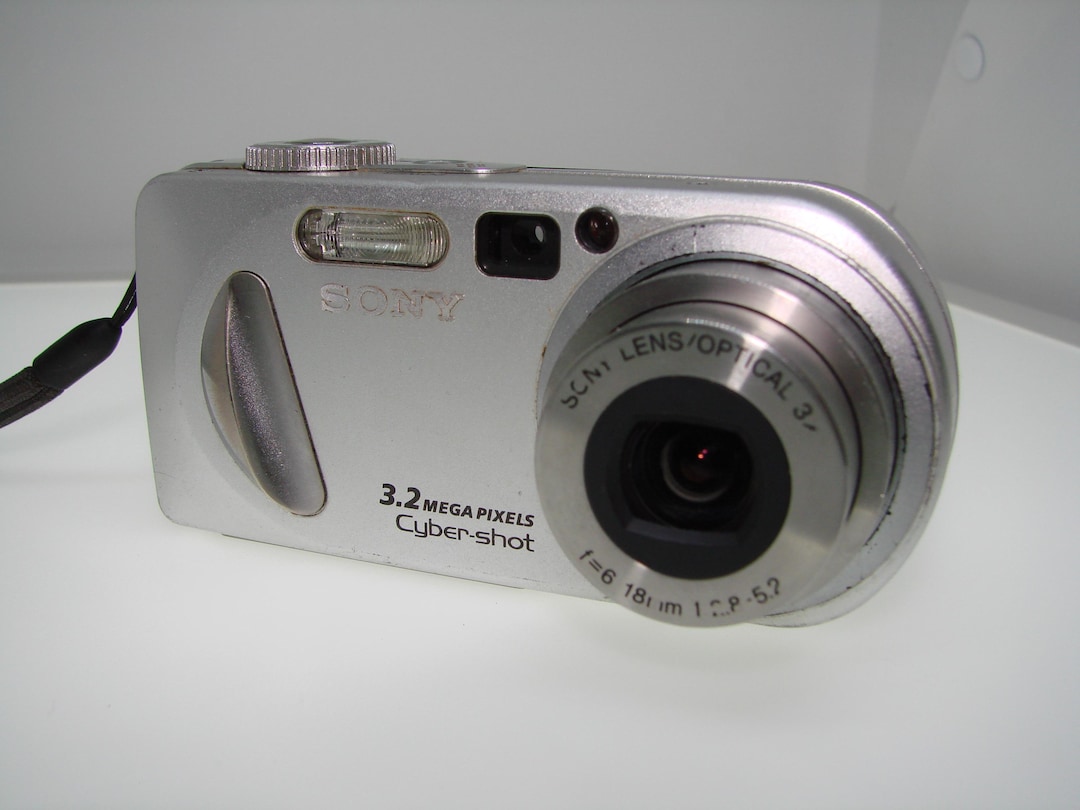 Sony Cybershot DSC-P8 3.2MP Vintage Compact Digital Point & Shoot ...
