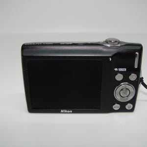 Nikon COOLPIX S3000 Silver 14.0MP Compact Digital Camera With Battery ...