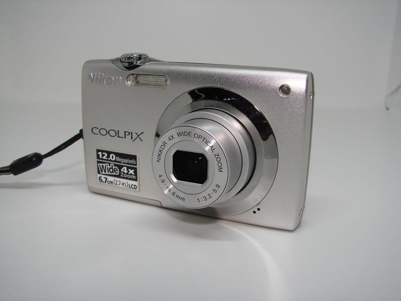 Nikon COOLPIX S3000 Silver 14.0MP Compact Digital Camera With Battery ...