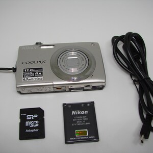 Nikon COOLPIX S3000 Silver 14.0MP Compact Digital Camera With Battery ...