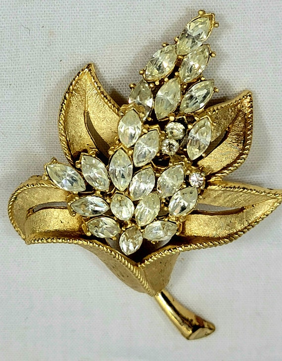 Vintage Crown TRIFARI Lily Flower Bouquet, Textured G… - Gem