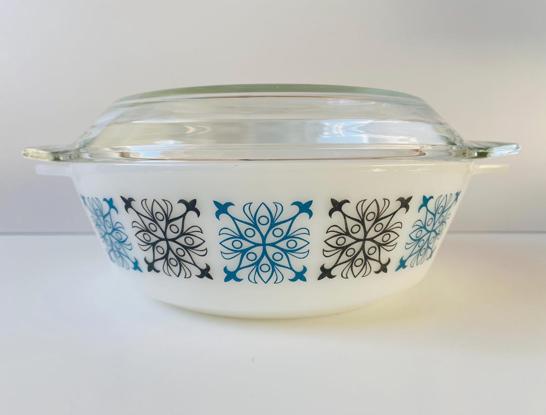 PYREX CHELSEA Casserole Dish With Clear Glass Lid From the 1970s in Mid ...