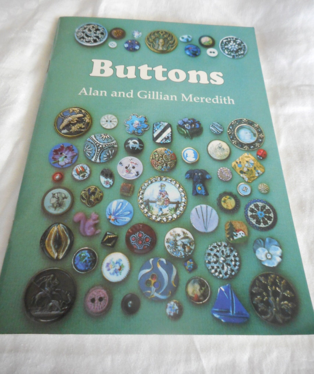 Vintage 2004 Buttons Paperback Small Book by Alan & Gillian Meredith ...