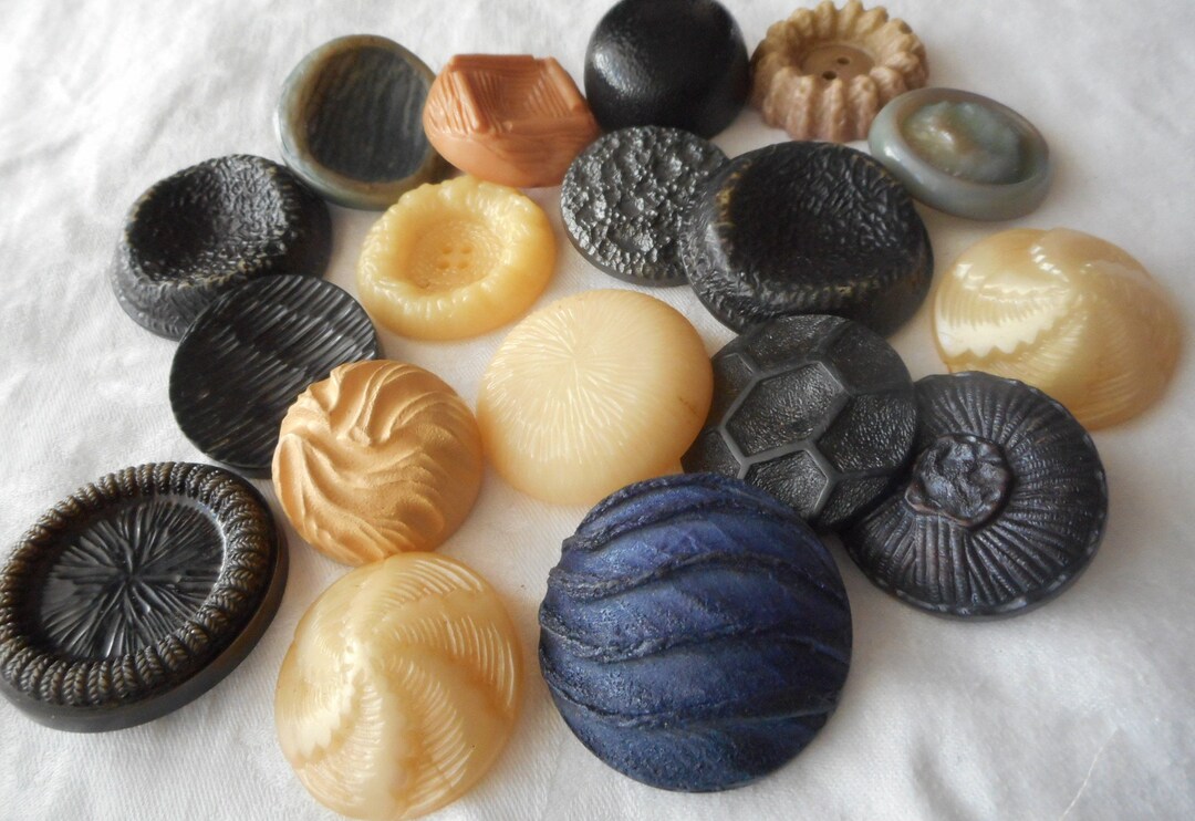 Lot/ 18 VINTAGE 1 1/4"- 1 5/8" Chunky Texture Celluloid & Plastic ...