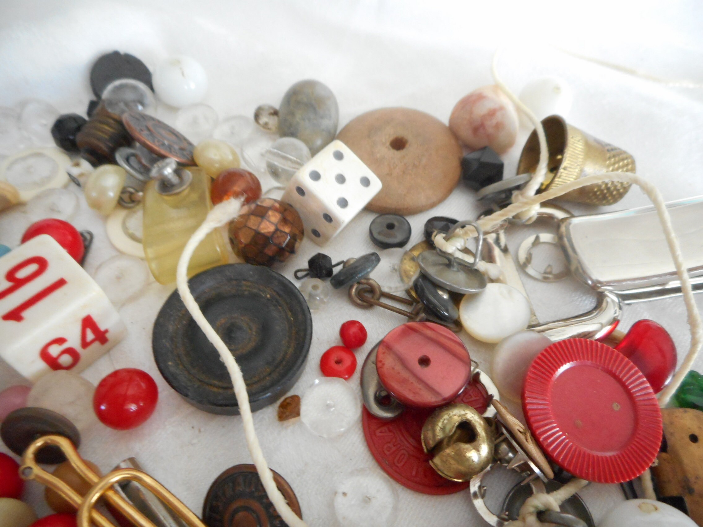 Sort Mix Lot 7.3oz Vintage Sewing Supply Thread Bobbins Beads Dice ...