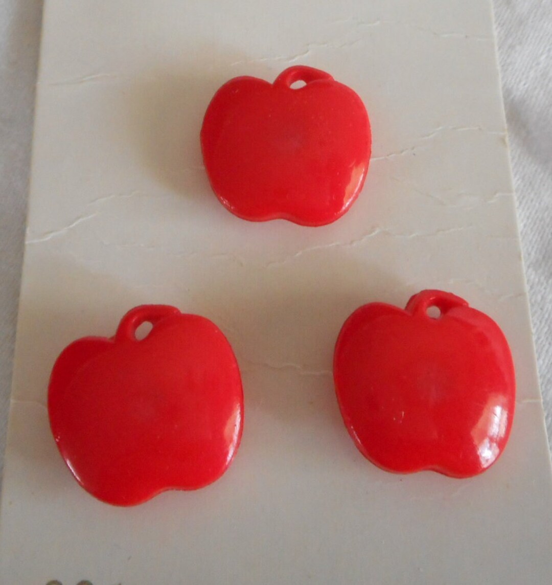 Set/ 3 VINTAGE 5/8” Realistic Red Apple Plastic Store Card Clothing ...