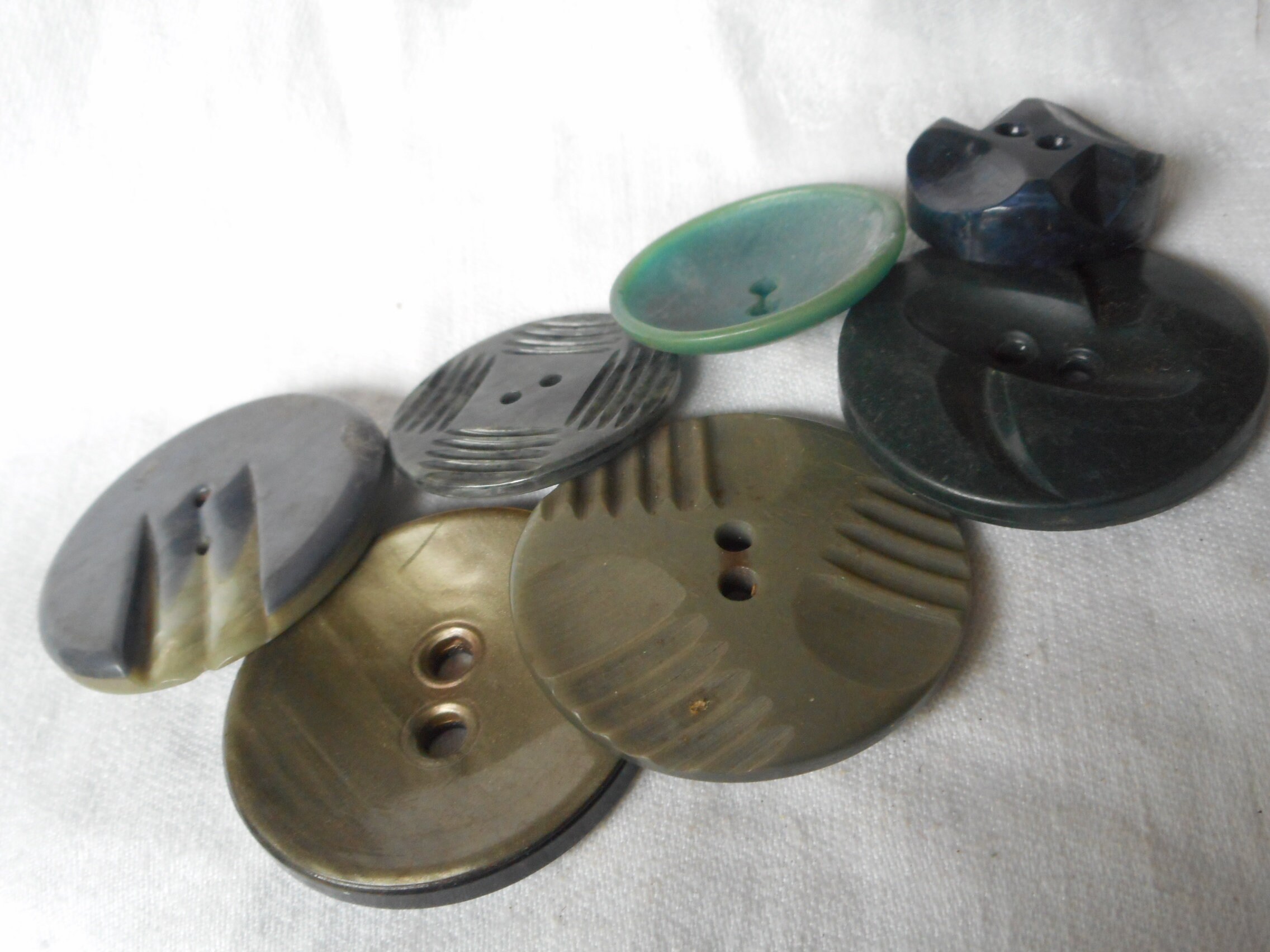Lot/ 7 VINTAGE Mix Larger Celluloid & Plastic Sew Thru - Etsy