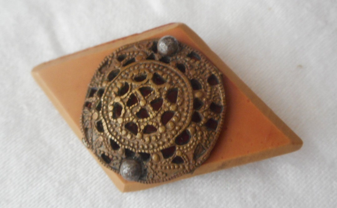 ANTIQUE VINTAGE 1 5/8” Diamond Shape Beige Celluloid Gold Metal ...