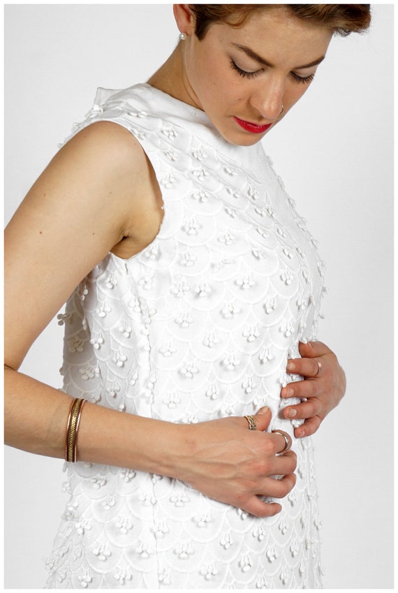 Vintage 1960s Mod White Sleeveless Textured Cherry Ta… - Gem