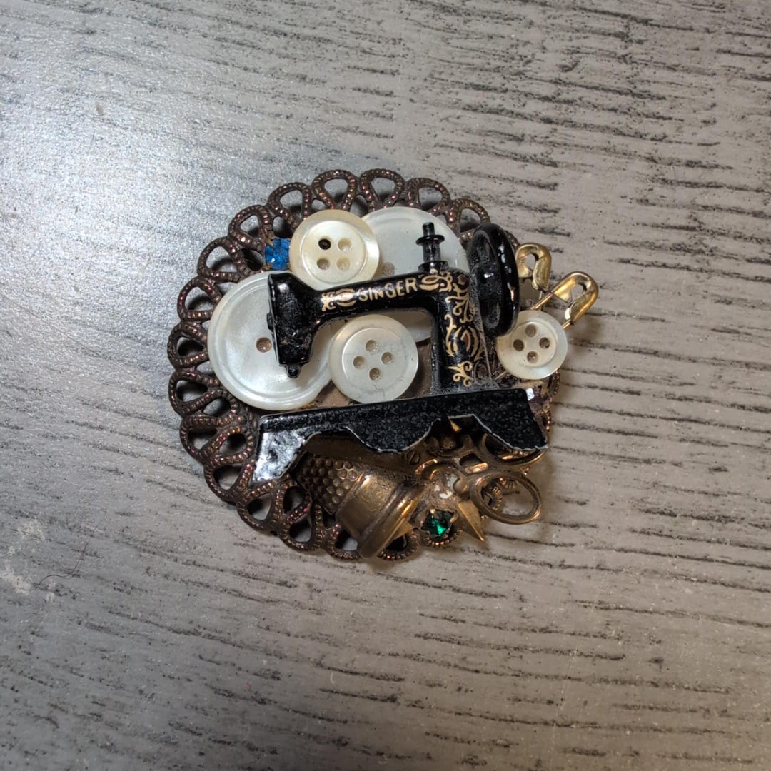 Vintage Singer Sewing Machine Brooch Seamstress Pin Vintage Buttons ...