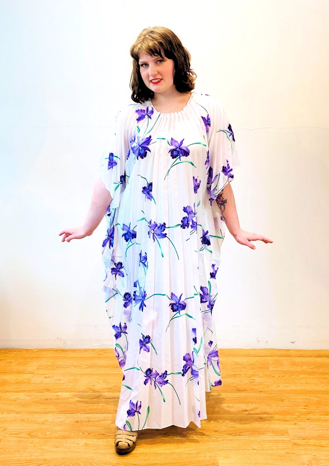 80s Floral Caftan OSFA, Vintage White Purple Iris Flower Print Pleated ...