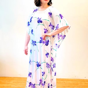 80s Floral Caftan OSFA, Vintage White Purple Iris Flower Print Pleated ...