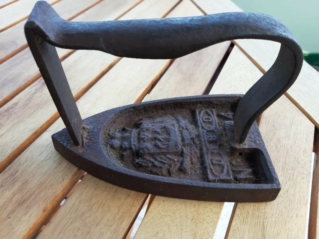 Antique and Scarce French Flat Iron No. 4 With Handle by DBD - Etsy