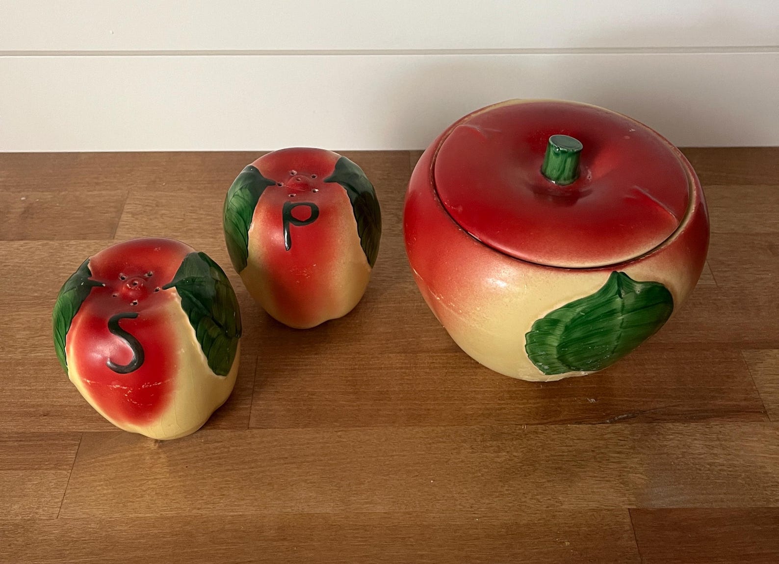 Vintage 1940’s Hull Blushing Apple Grease Jar W/ Salt & Pepper Shakers ...