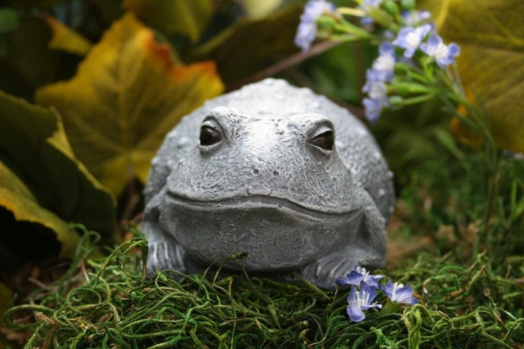 Toad Garden Art Concrete butt Toad Statue Handmade Cement Frog ...