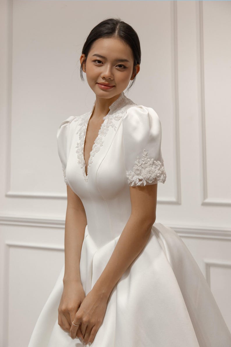 Silk Basque Waist Wedding Dress | Luxurious V-neck Ball Gown Puff ...
