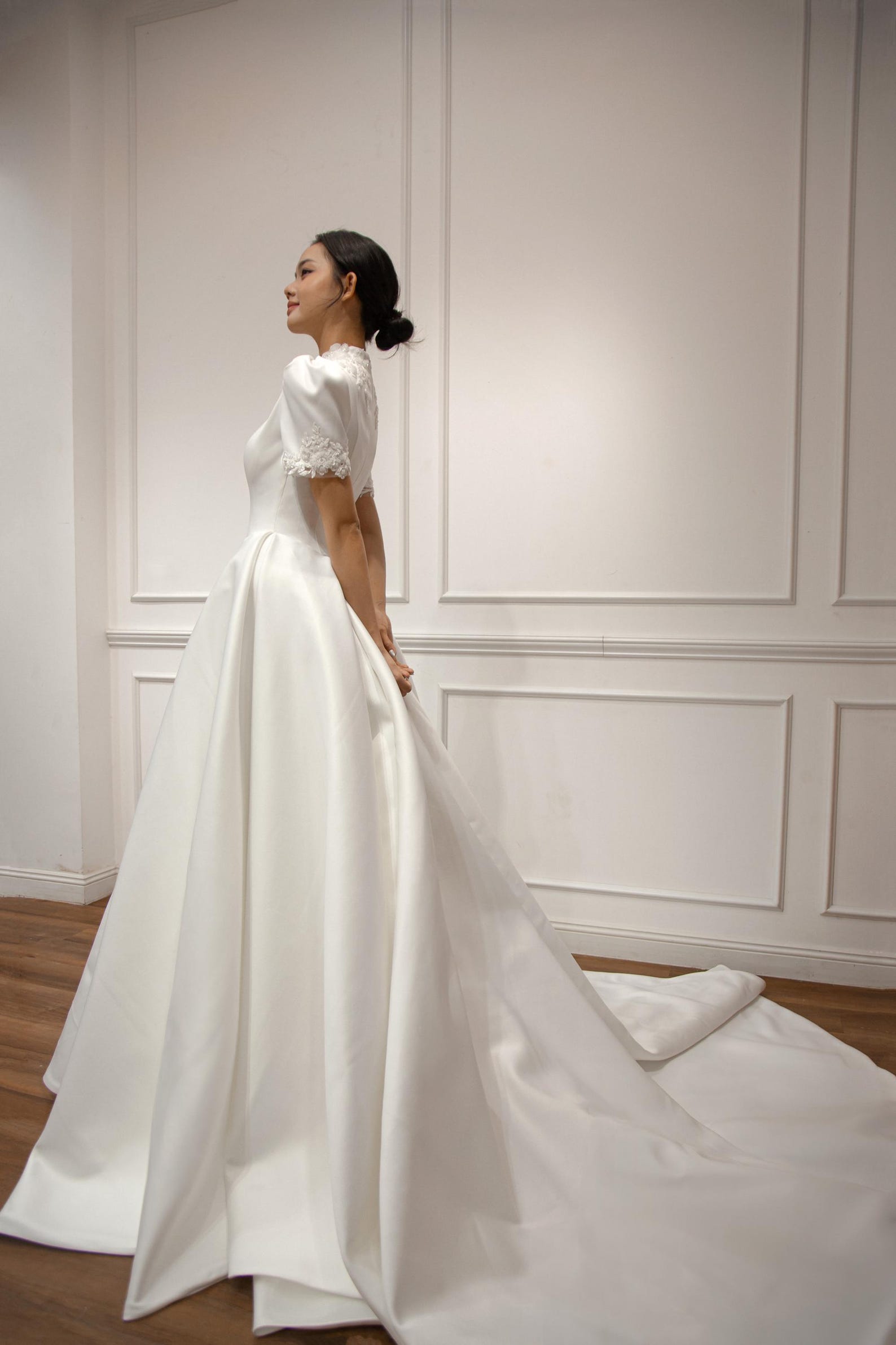 Silk Basque Waist Wedding Dress | Luxurious V-neck Ball Gown Puff ...