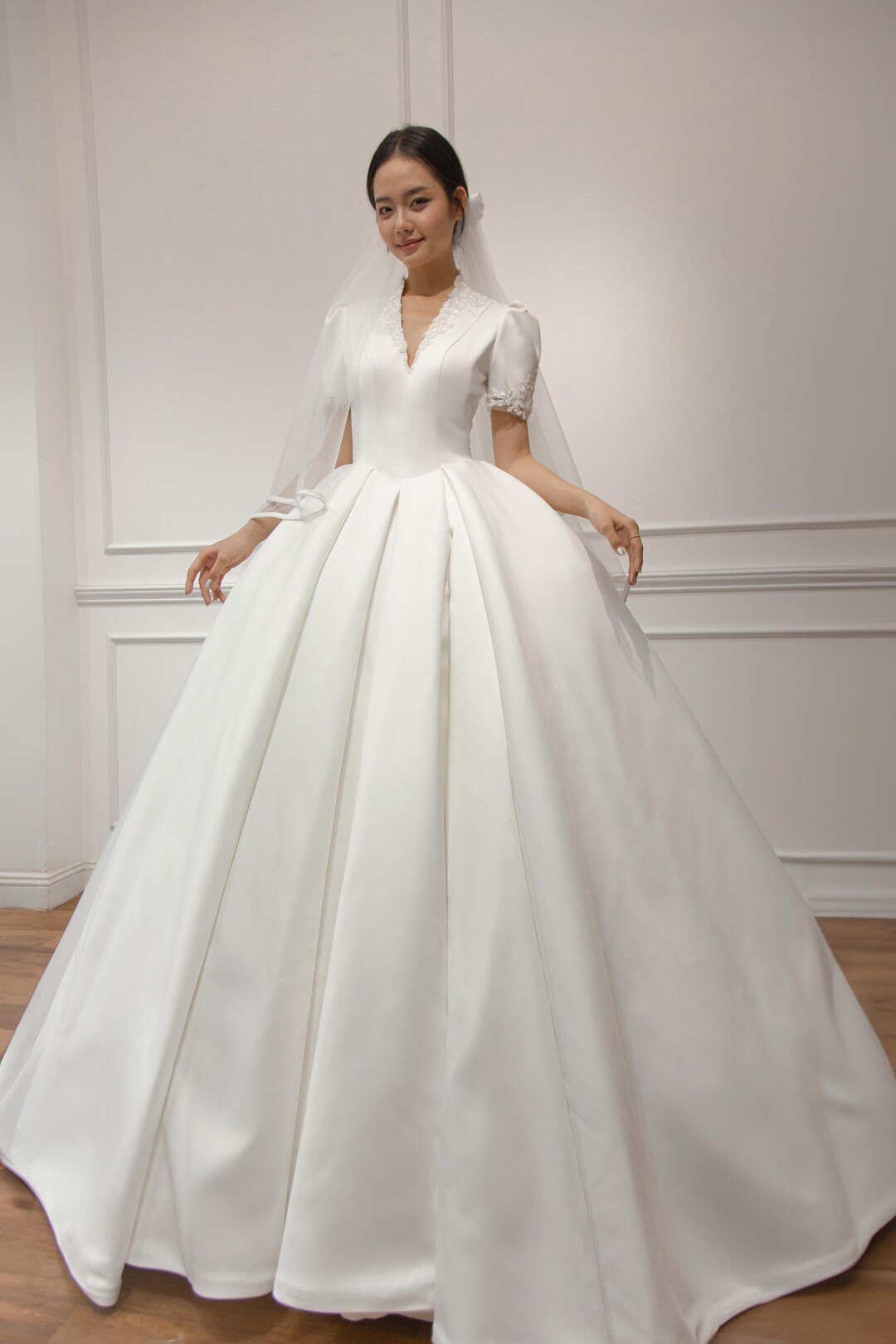 Silk Basque Waist Wedding Dress | Luxurious V-neck Ball Gown Puff ...