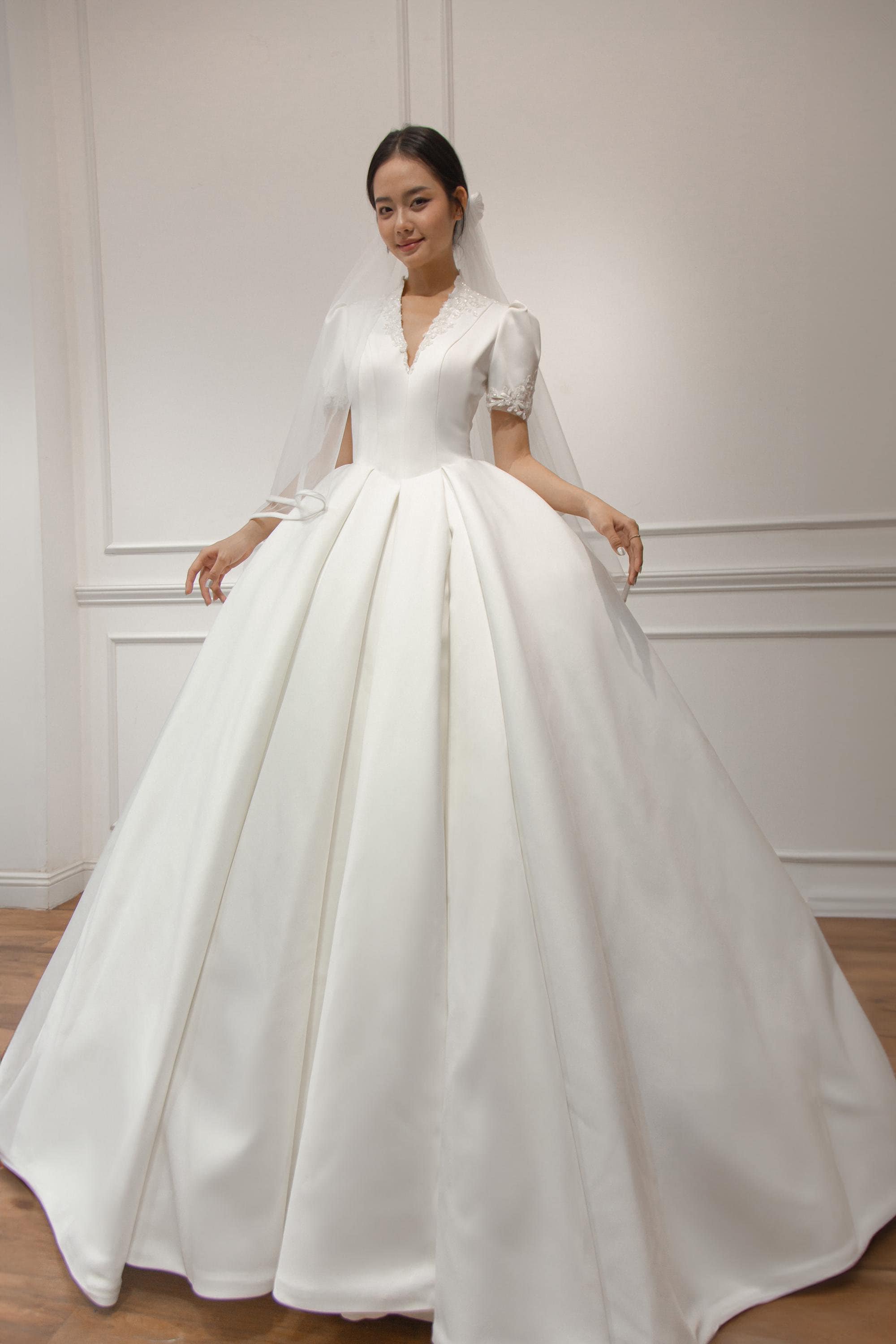 Silk Basque Waist Wedding Dress | Luxurious V-neck Ball Gown Puff ...