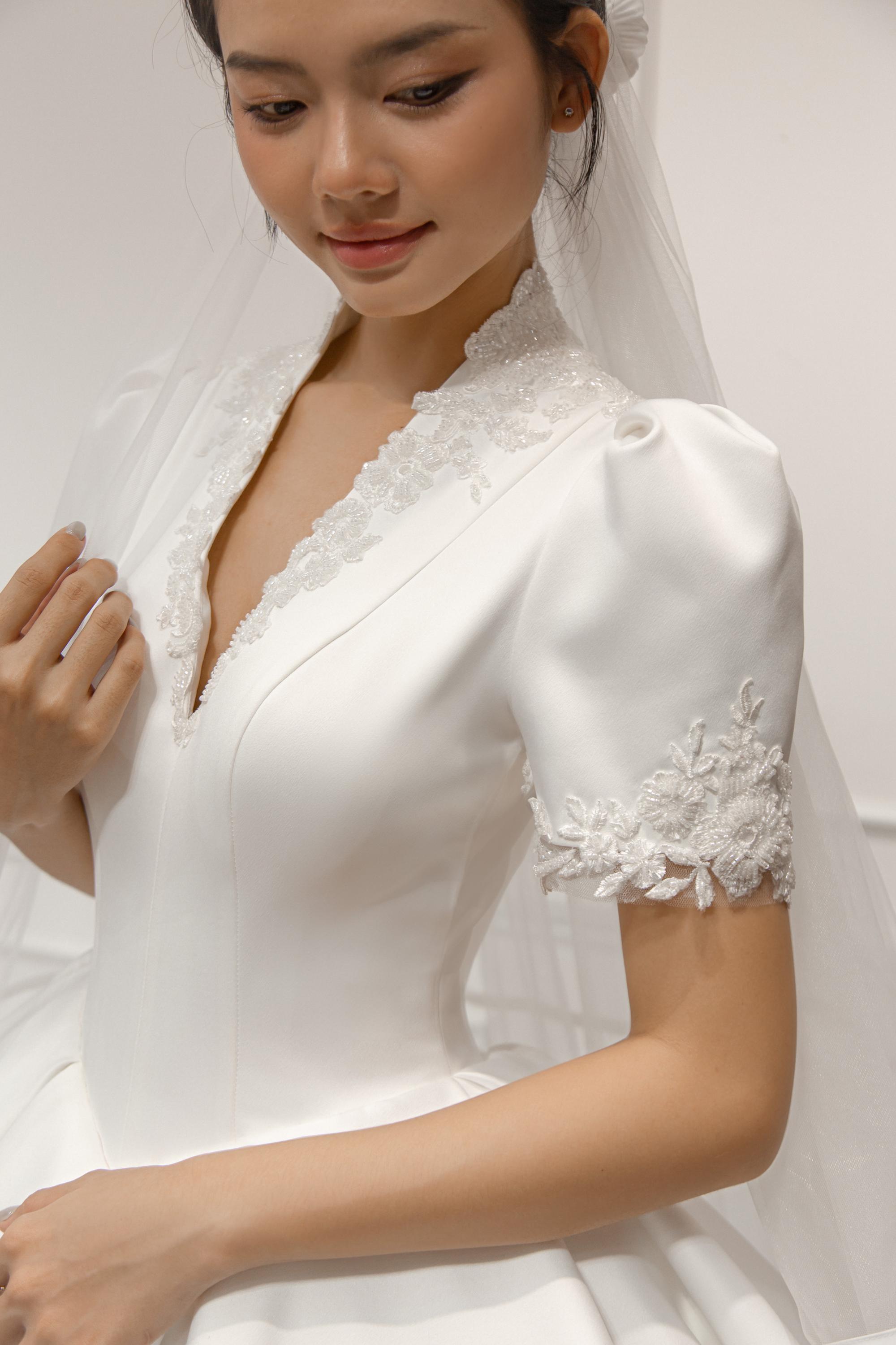 Silk Basque Waist Wedding Dress | Luxurious V-neck Ball Gown Puff ...