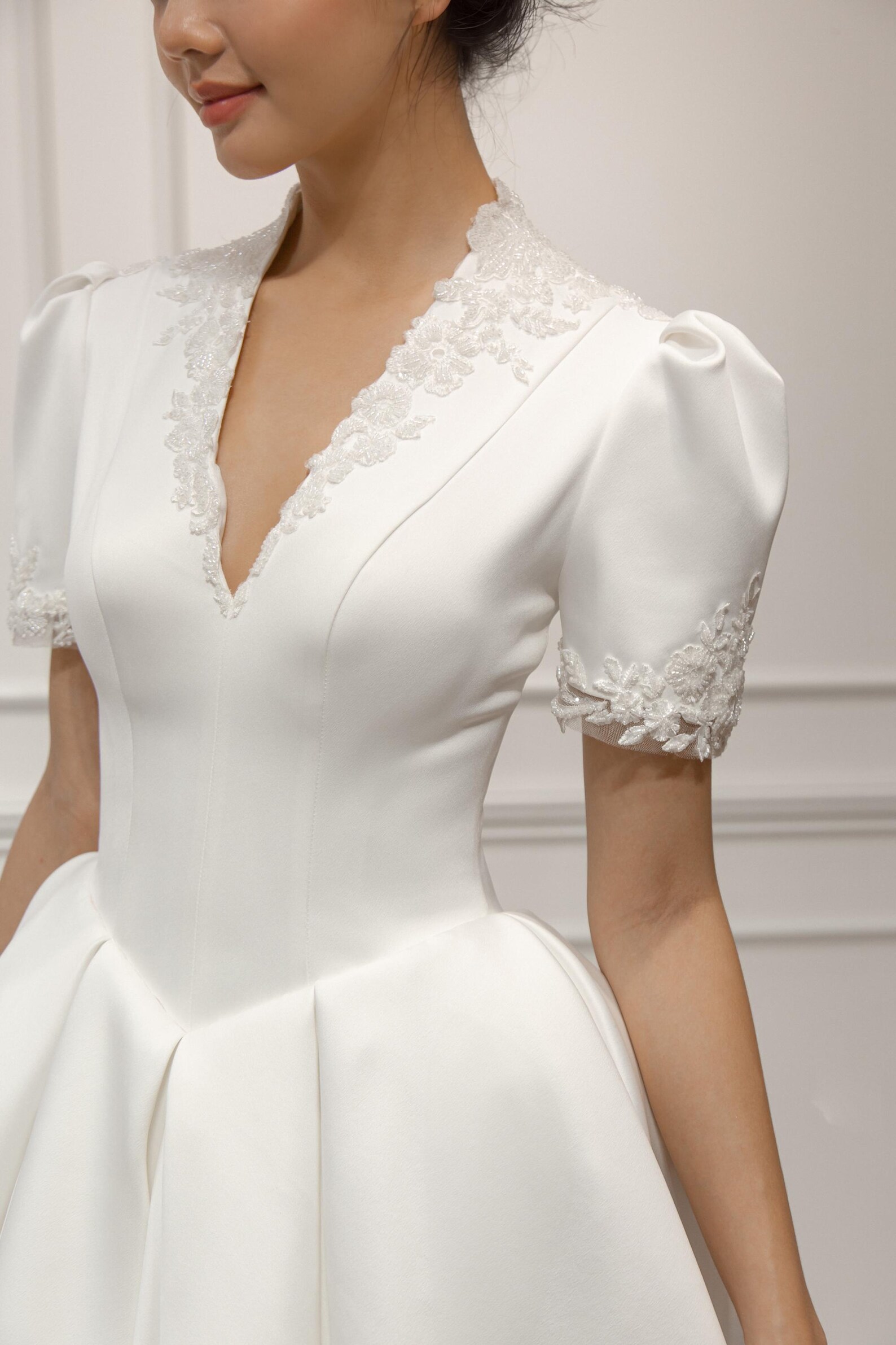 Silk Basque Waist Wedding Dress | Luxurious V-neck Ball Gown Puff ...