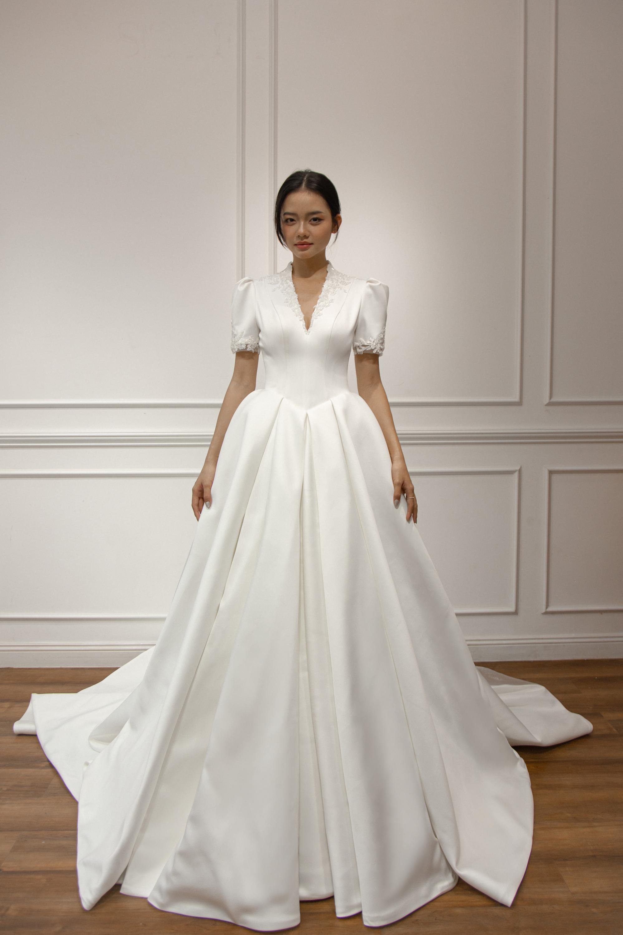 Silk Basque Waist Wedding Dress | Luxurious V-neck Ball Gown Puff ...