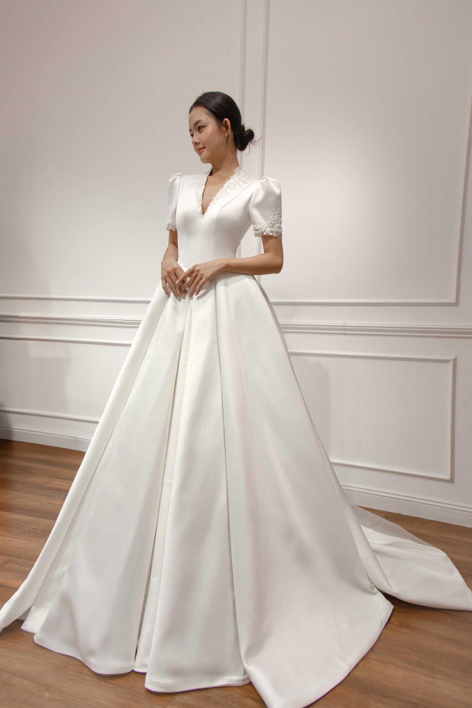 Silk Basque Waist Wedding Dress | Luxurious V-neck Ball Gown Puff ...