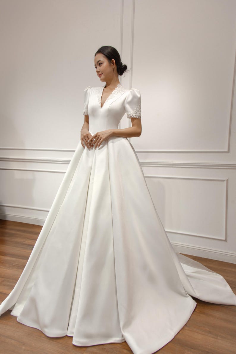 Silk Basque Waist Wedding Dress | Luxurious V-neck Ball Gown Puff ...